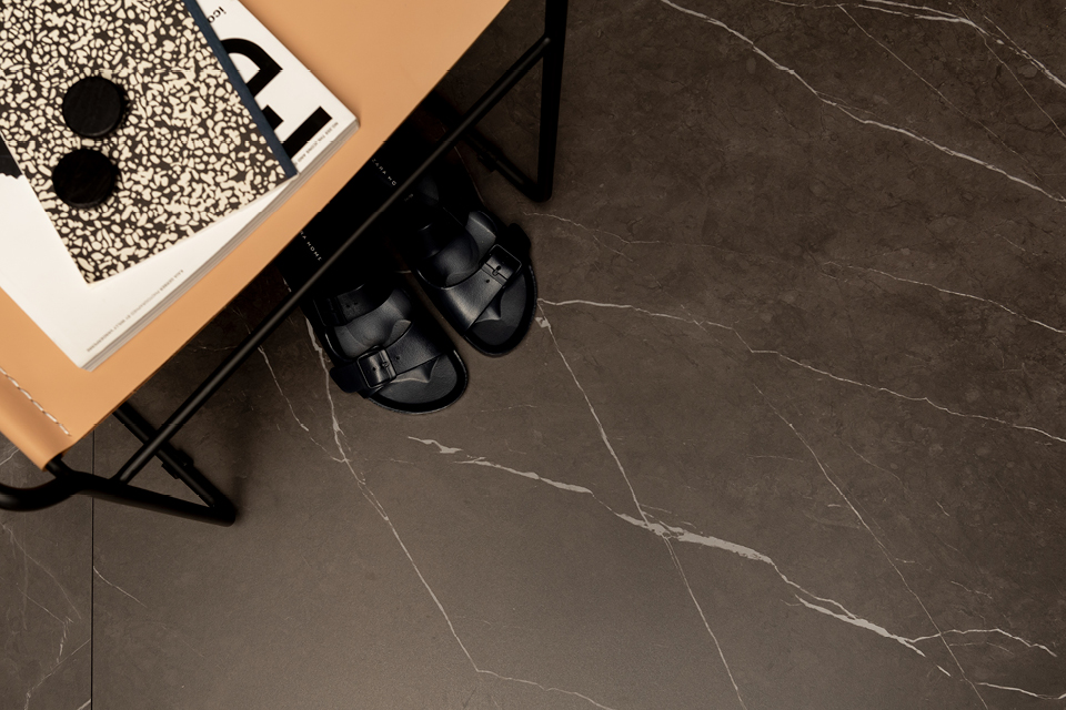One by One Clay 100x100 - Douglas & Jones tegels